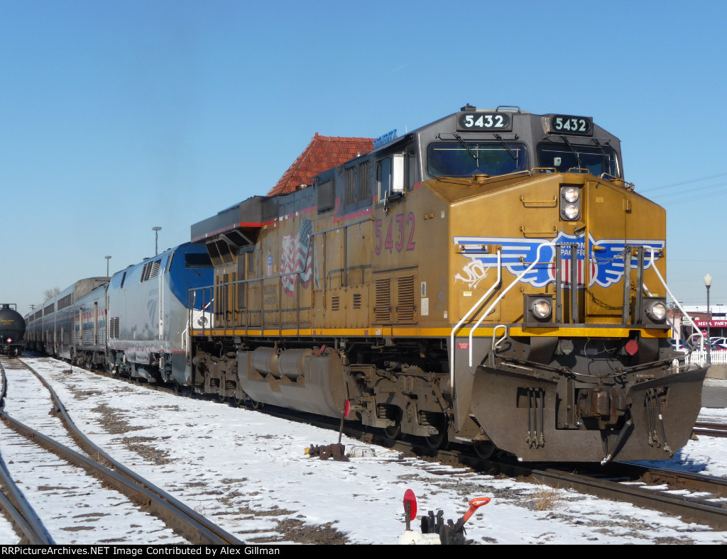 UP 5432 East, Amtrak #6 Leader